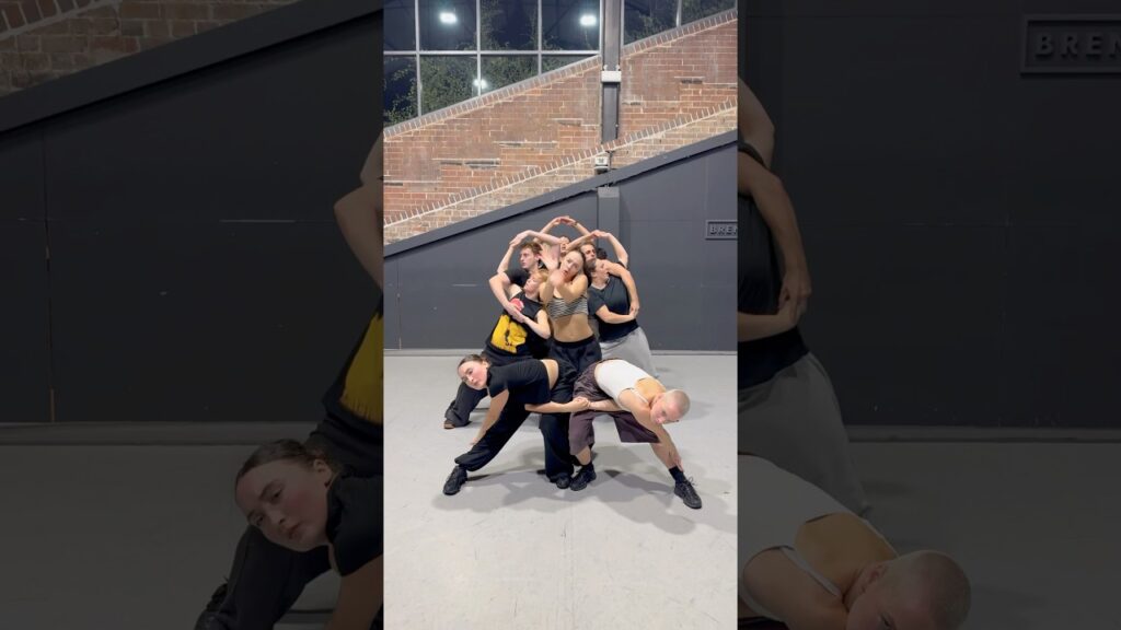 A B R A C A D A B R A // 彩 #cassiebarthochorey #ladygaga #abracadabra # ...